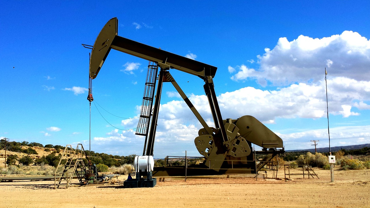 Advantages and Disadvantages of Using Oil Energy Advantages and Disadvantages of Using Oil Energy